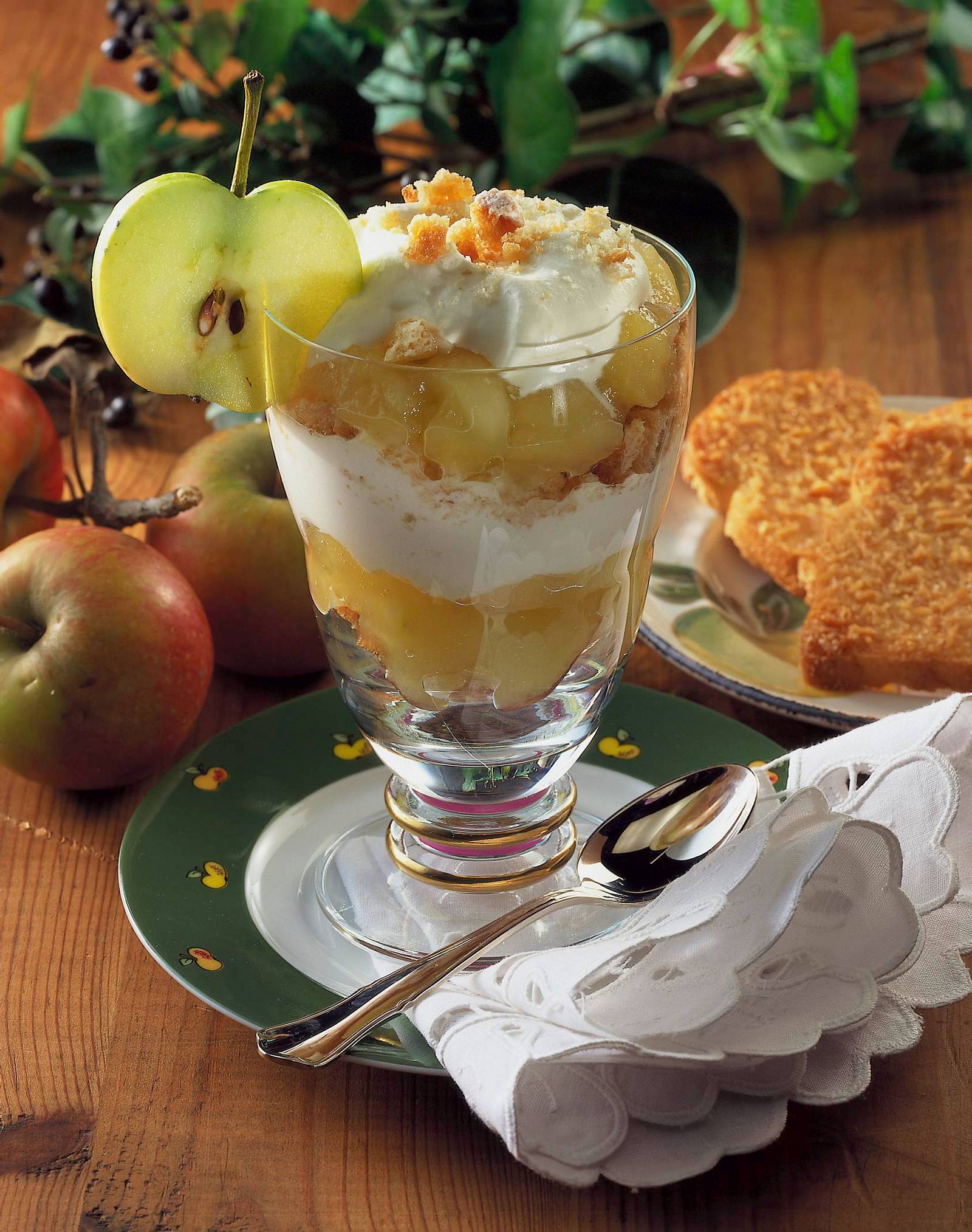 Apfel-Schichtspeise Rezept | LECKER