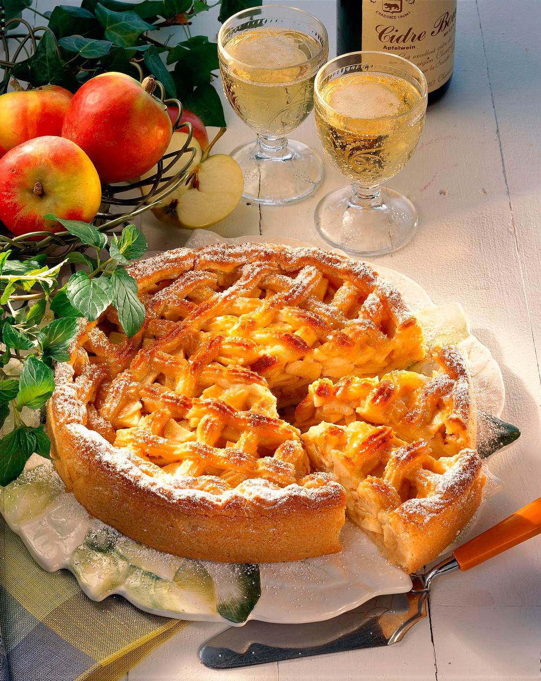 Apfeltorte mit Marzipangitter Rezept | LECKER