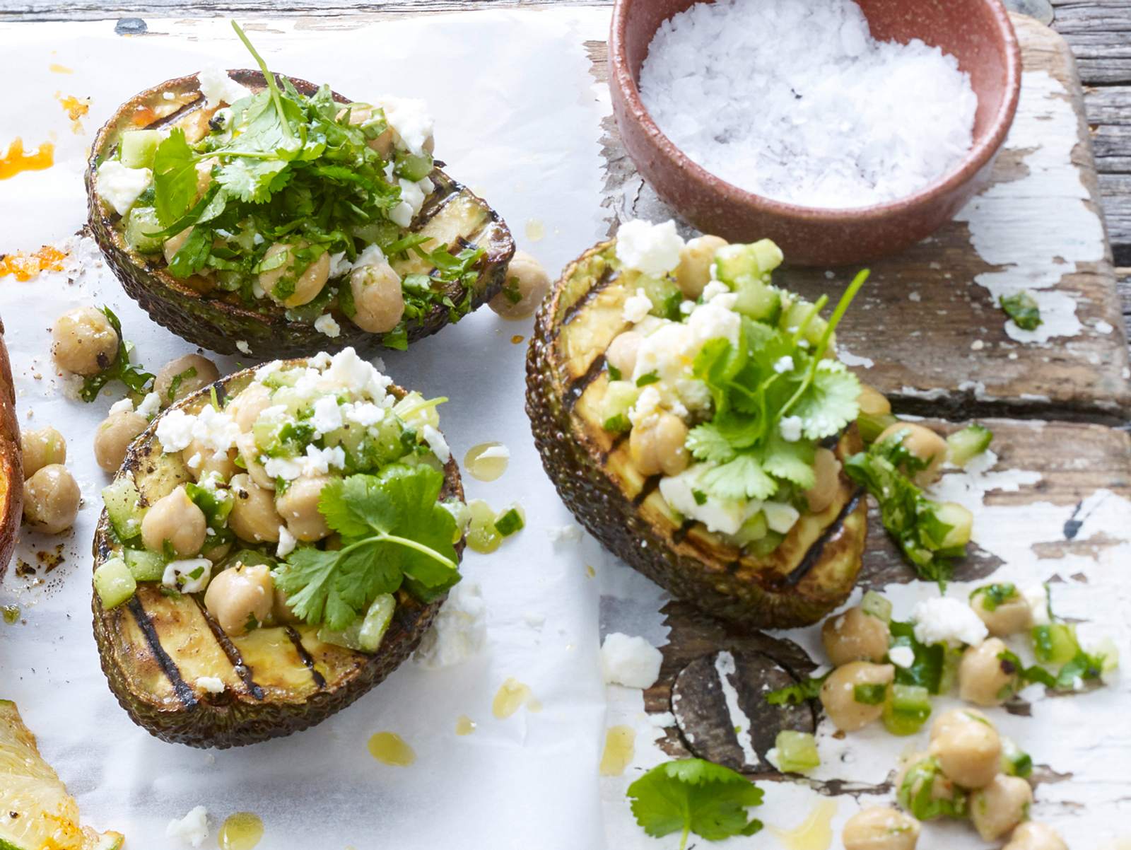 Gegrillte Avocado mit Kichererbsen Rezept | LECKER
