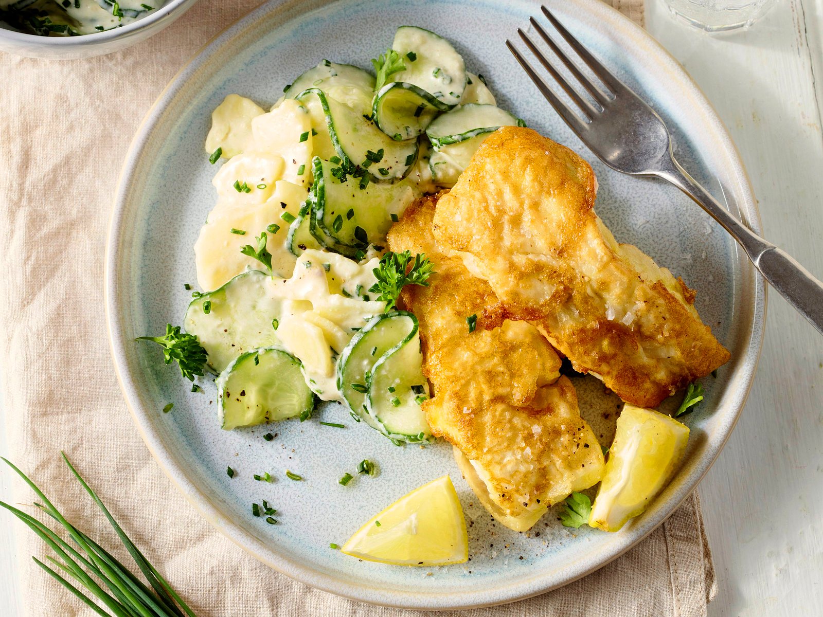 Backfisch zu fixem Kartoffelsalat Rezept | LECKER