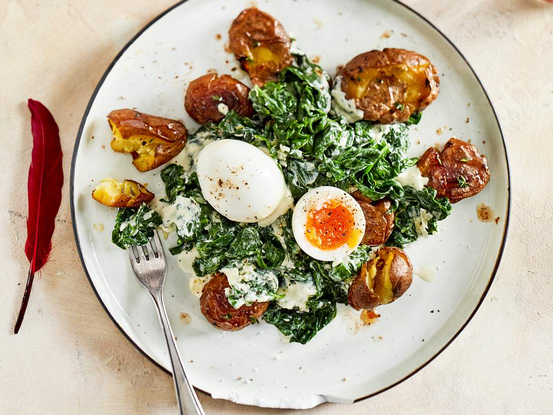 Blattspinat mit Quetschkartoffeln und wachsweichem Ei Rezept | LECKER