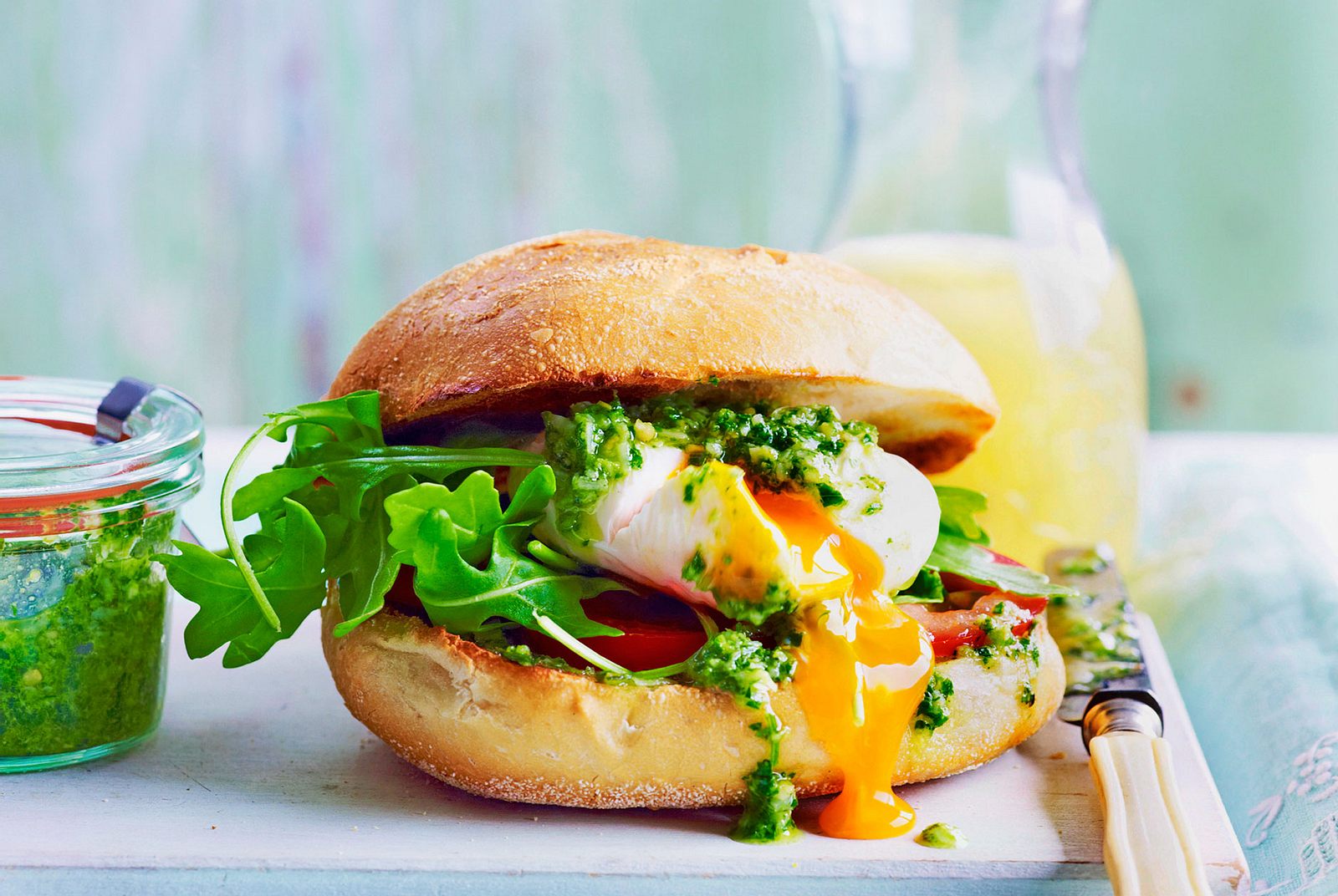 Blitz-Burger „Italo-Style“ mit pochiertem Ei Rezept | LECKER