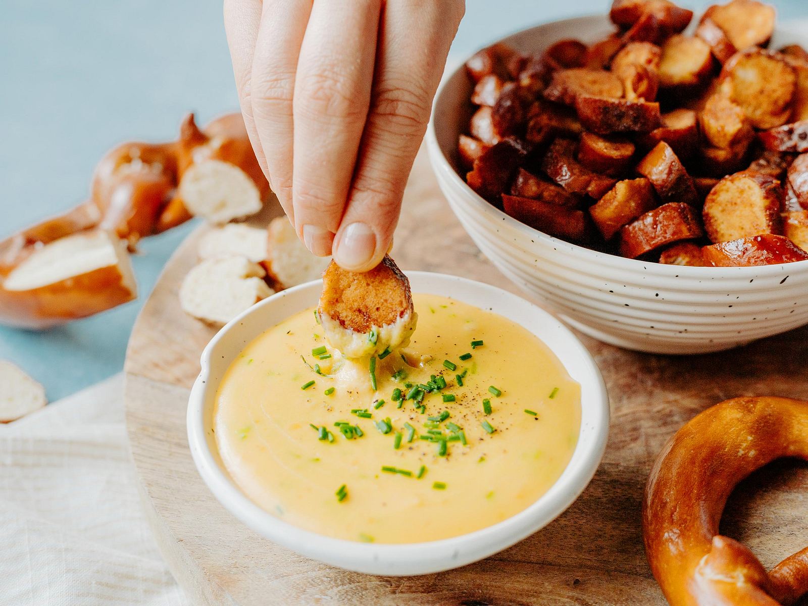 Brezel-Chips mit Cheddar-Dip Rezept | LECKER