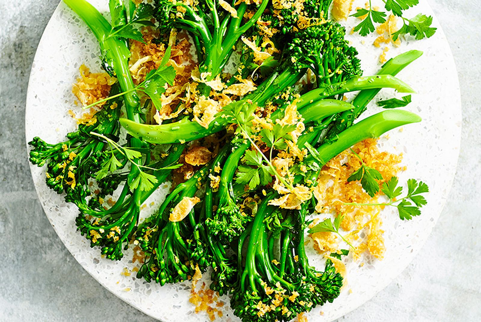 Brokkolini mit Röstzwiebeln Rezept | LECKER