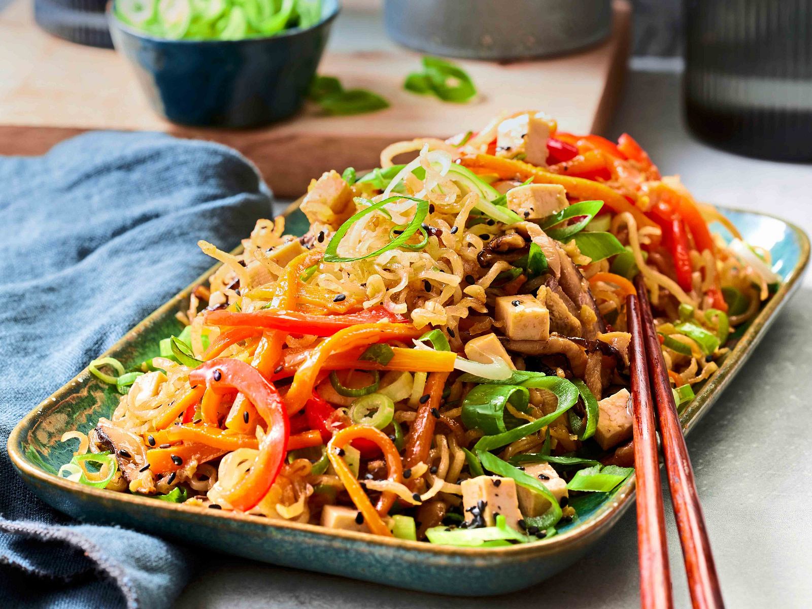 Bunte Gemüse-Bratnudeln Rezept | LECKER