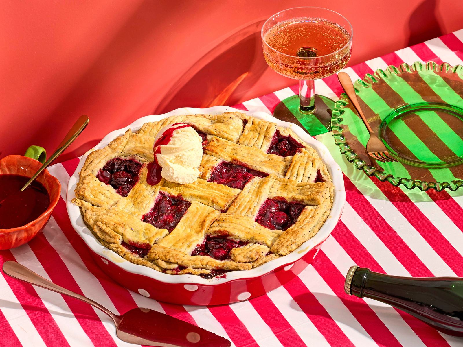 Cherry-Pie mit Mohn und Hicks Rezept | LECKER