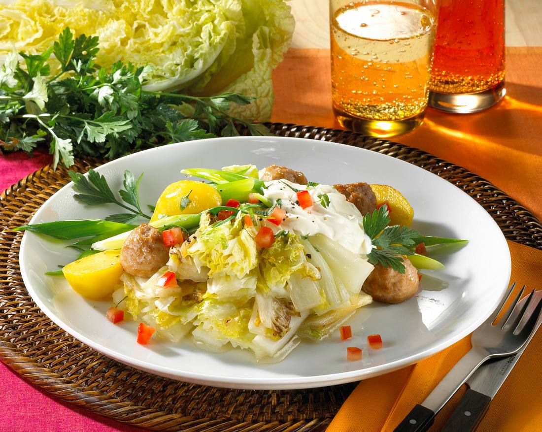 Chinakohl-Gemüse mit Brätklößchen Rezept | LECKER