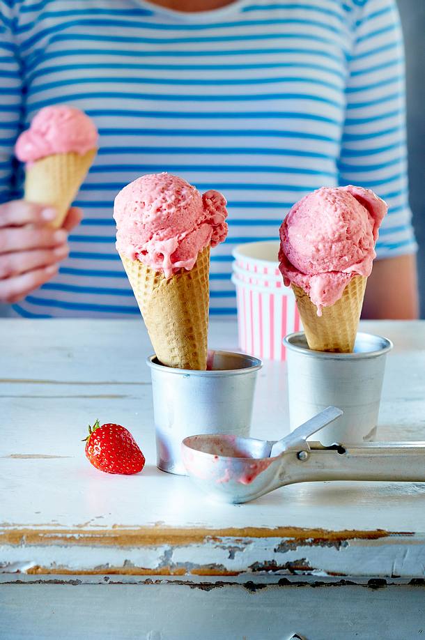 Cremiges Himbeer-Sahne-Eis Rezept | LECKER