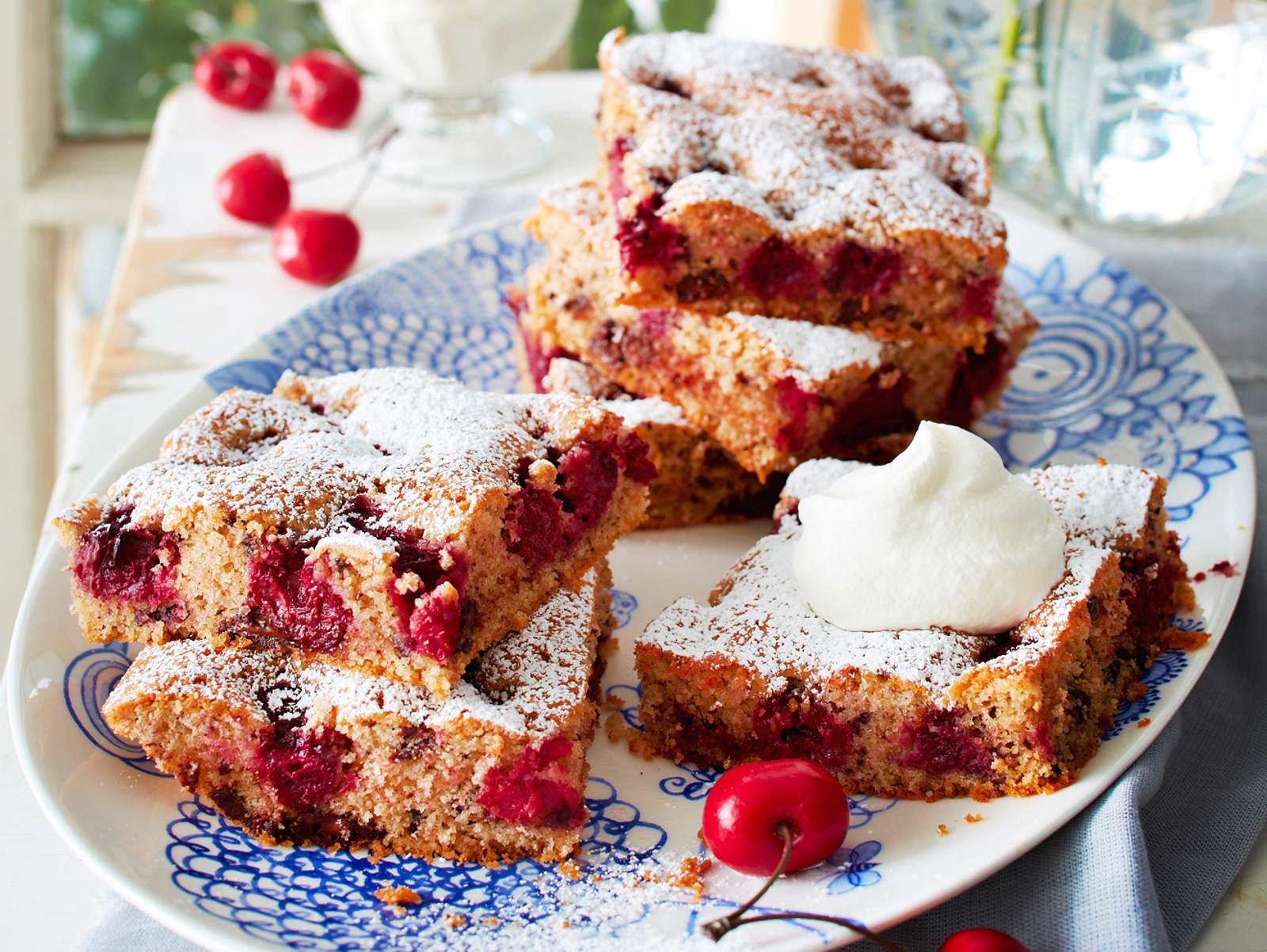 Einfacher Kirschkuchen vom Blech Rezept | LECKER