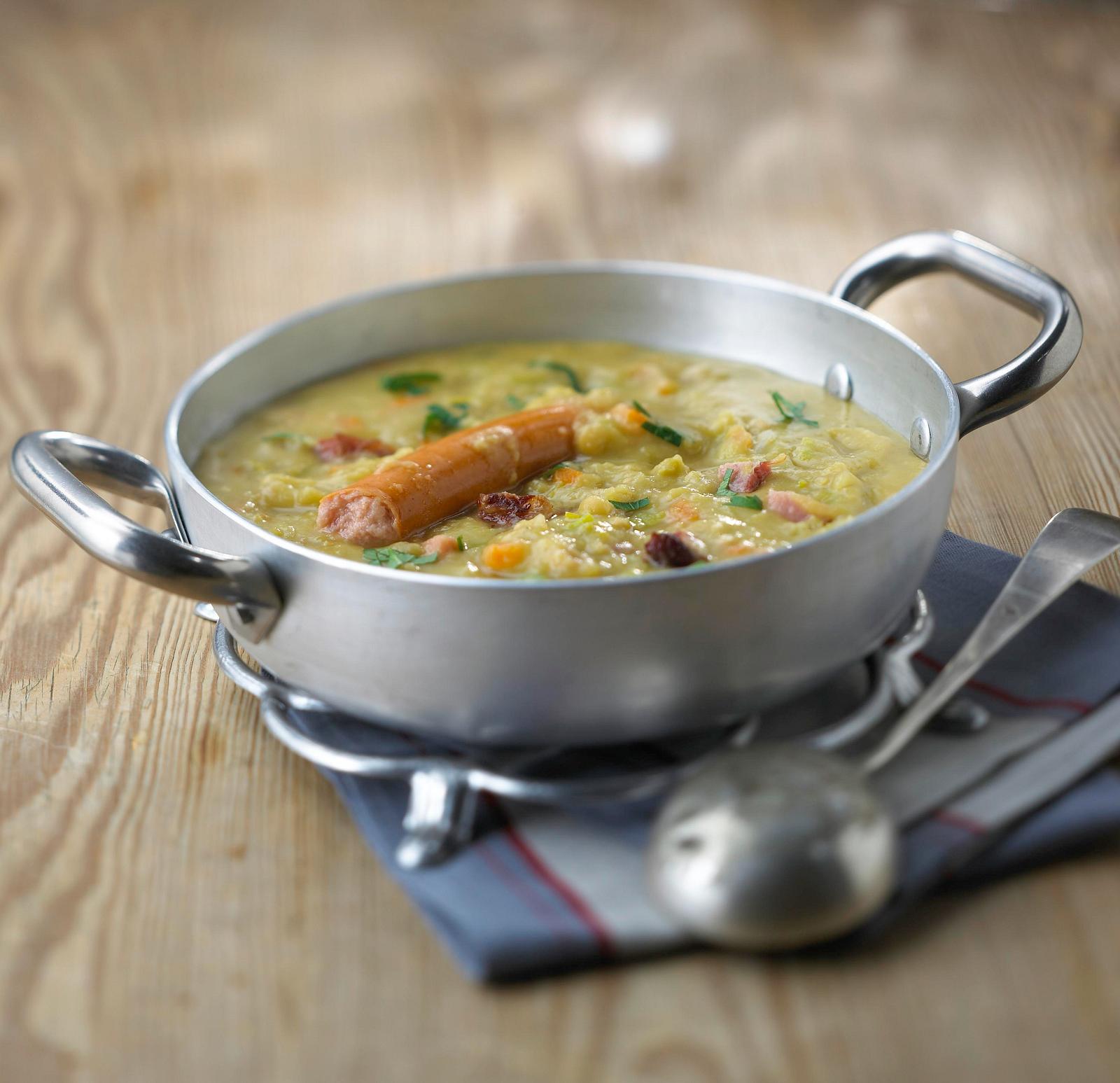 Erbsensuppe mit Würstchen Rezept | LECKER