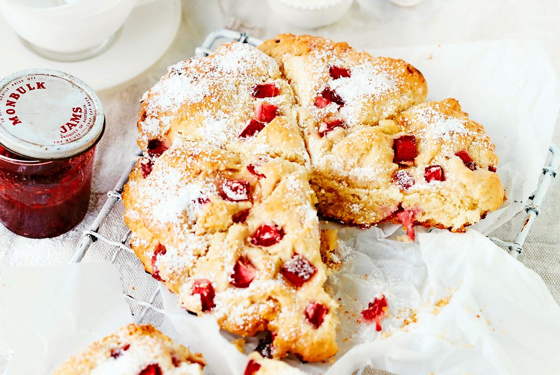 Erdbeer-Scone in ganz groß Rezept | LECKER