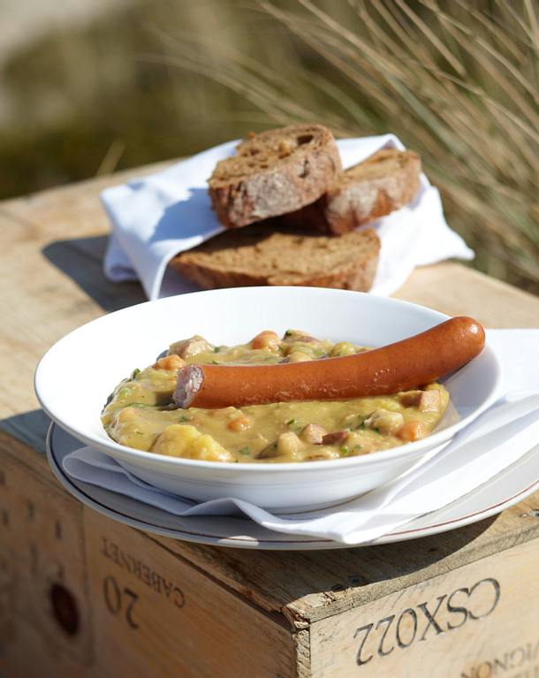 Erbsensuppe mit Wiener Würstchen Rezept | LECKER