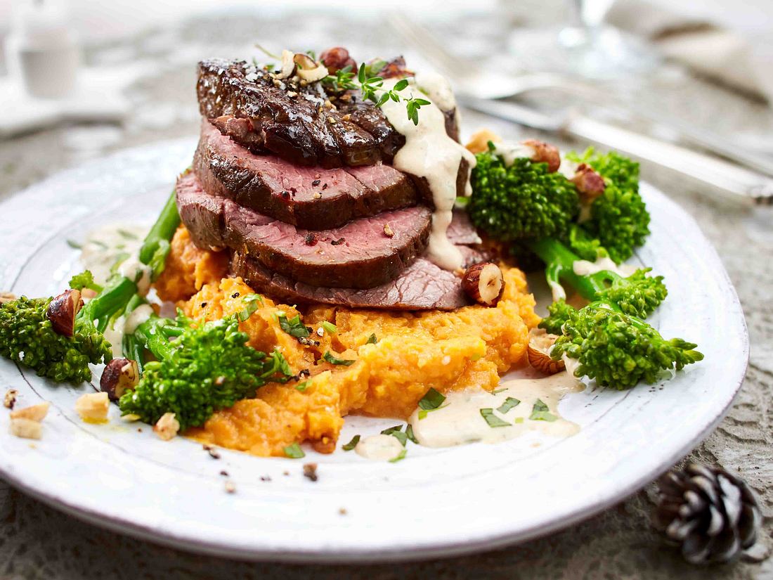 Filetsteak auf Süßkartoffelstampf und Brokkolini Rezept | LECKER