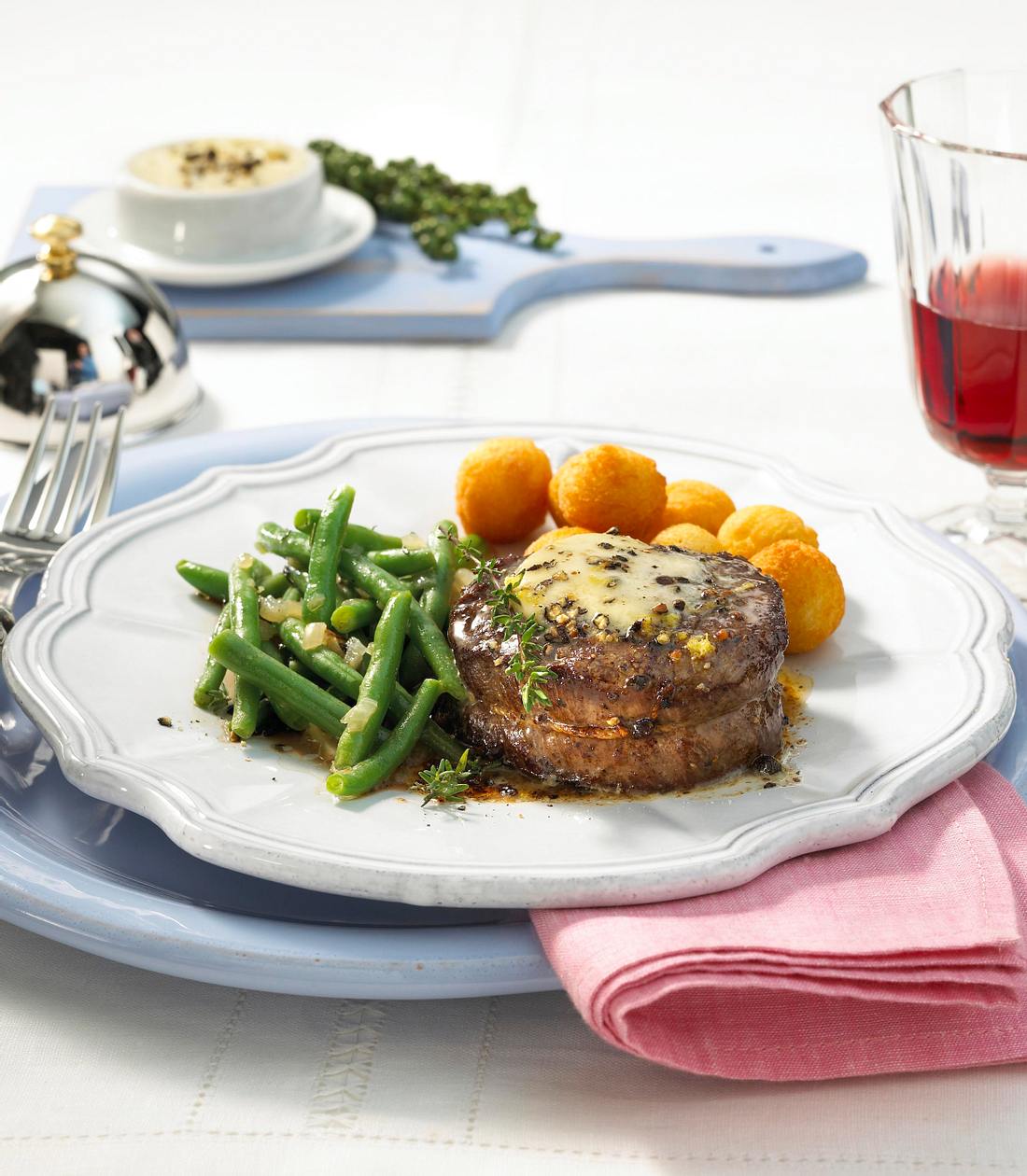 Filetsteak mit Cognac-Butter zu grünen Bohnen Rezept | LECKER