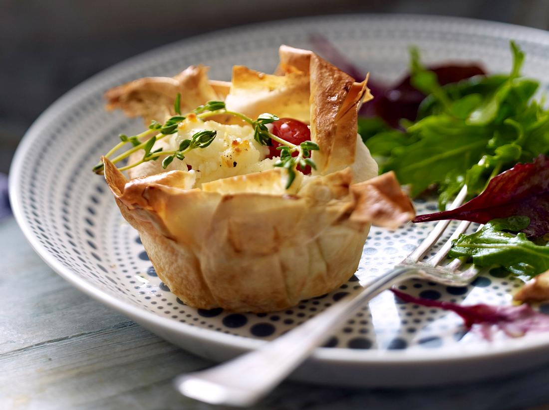 Filoteig-Muffins mit Feta und Kirschtomaten Rezept | LECKER