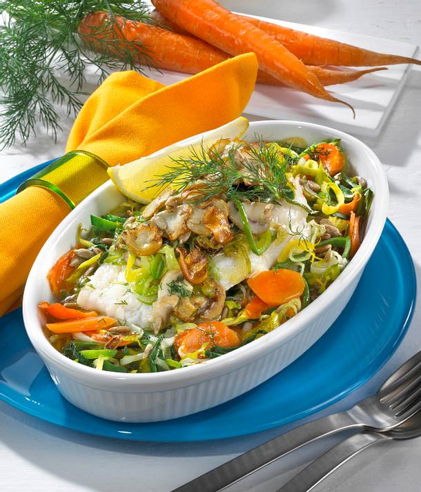 Fischfilet im Gemüsebett mit Porree-Champignon-Haube Rezept | LECKER