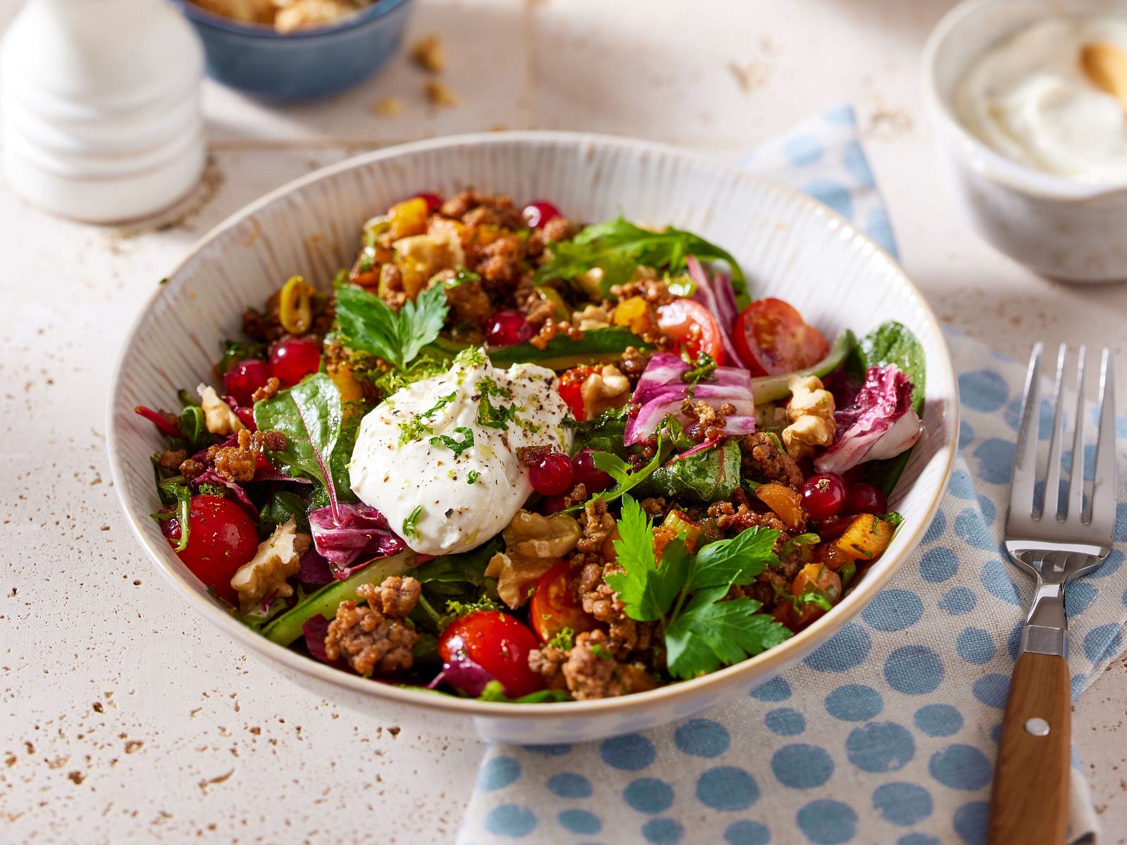 Fruchtig-bunte Salat- Bowl mit Hack Rezept | LECKER