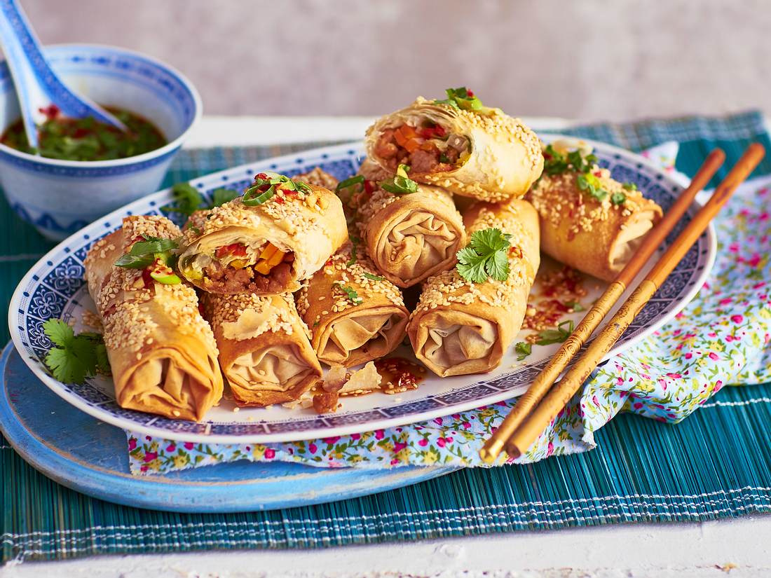 Frühlingsrollen selber machen - so geht's | LECKER