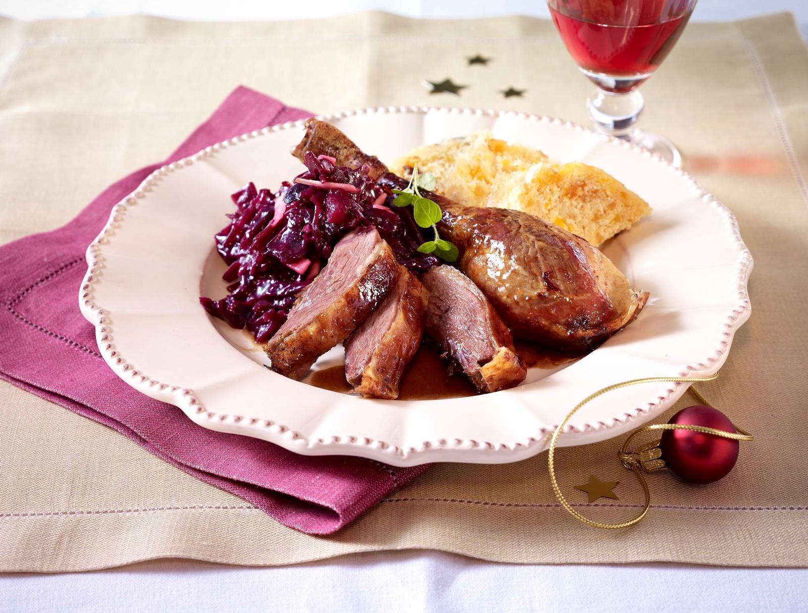 Gans mit Hefeteigfüllung und Apfelrotkohl (Johann Lafer) Rezept | LECKER