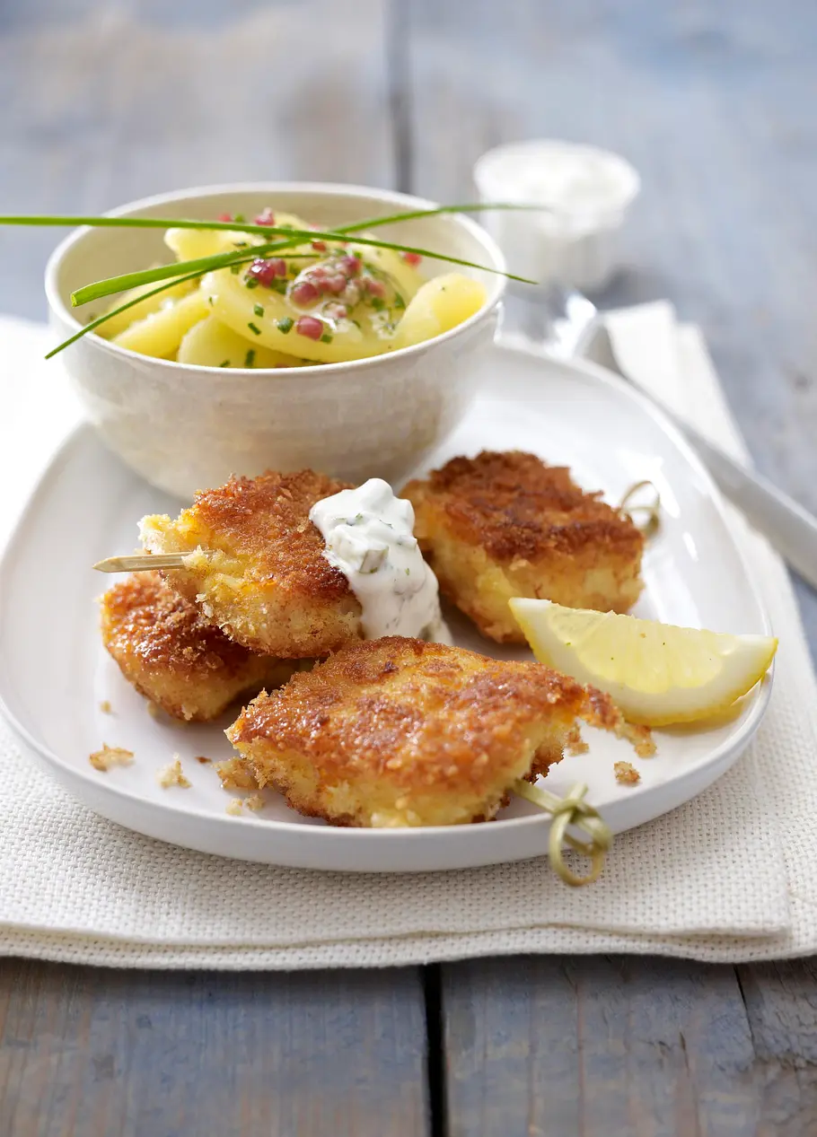 Gebackenes Fischfilet mit Kartoffelsalat und Remouladensoße Rezept | LECKER