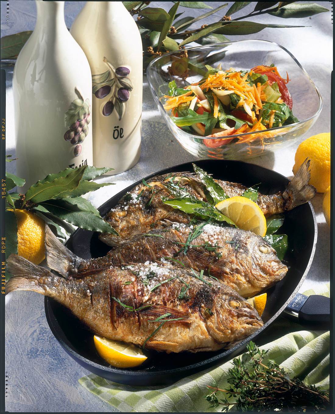 Gebratene Doraden mit gemischtem Salat Rezept | LECKER