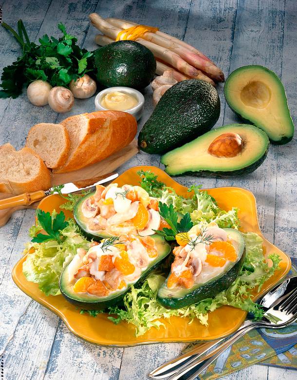 Gefüllte Avocados mit Geflügelsalat Rezept | LECKER