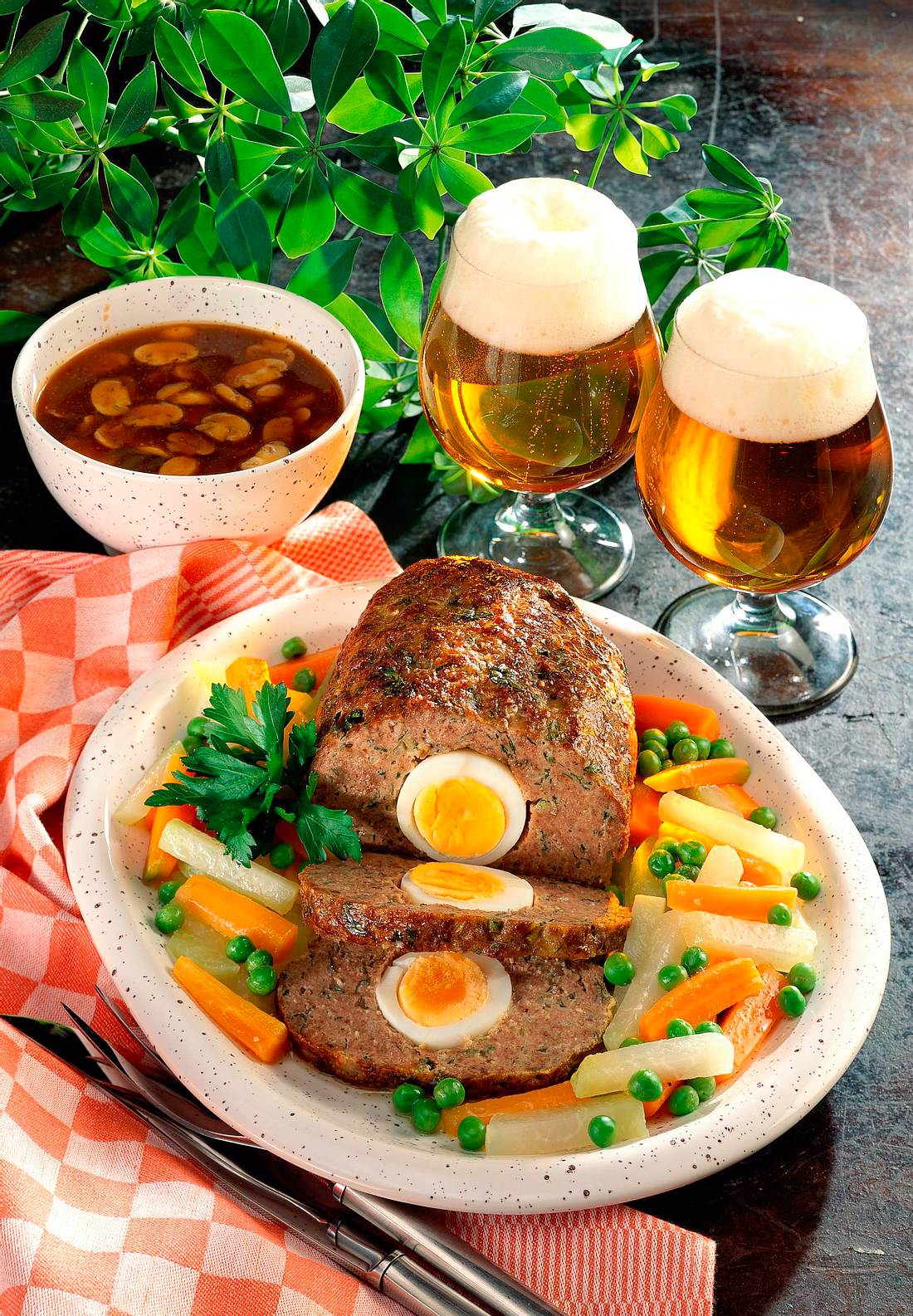 Gefüllter Hackbraten mit Ei Rezept | LECKER