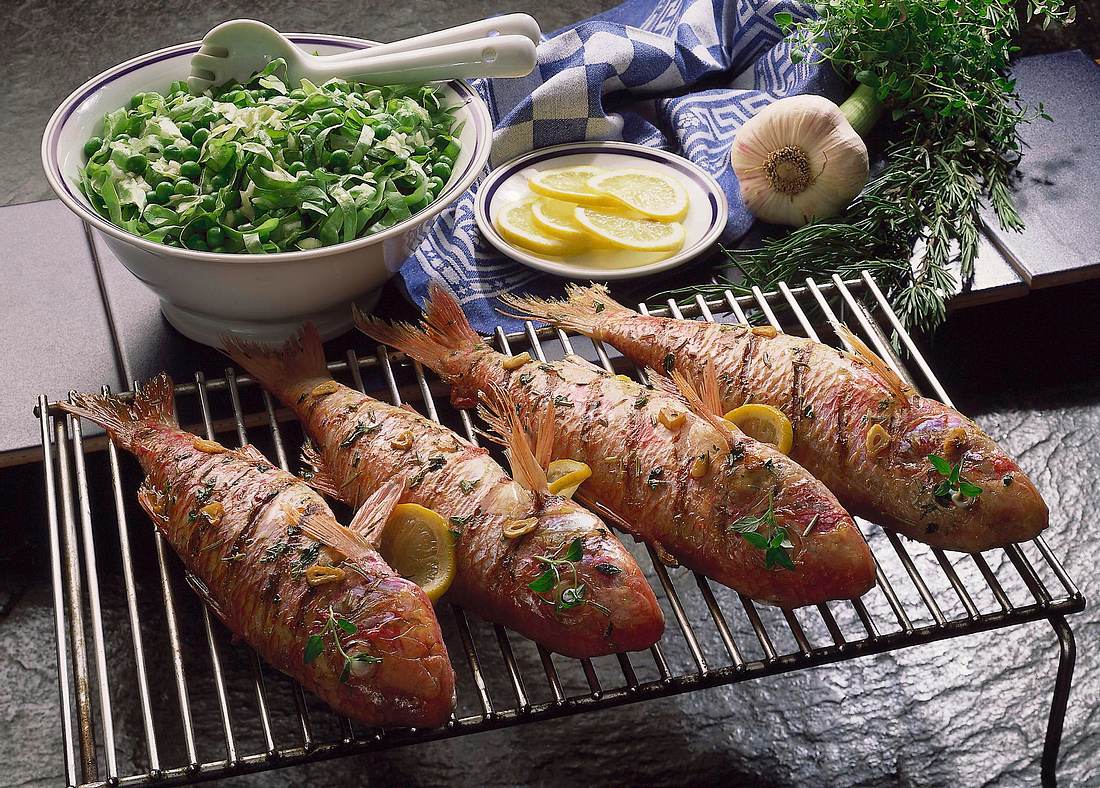 Gegrillte Rotbarben mit Knoblauch und Kräutern Rezept | LECKER