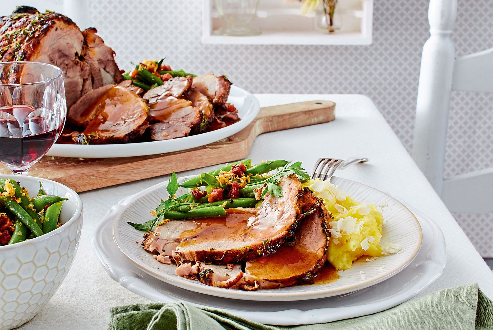 Geschmorte Schweineschulter mit Meerrettichstampf und Speckbohnen ...