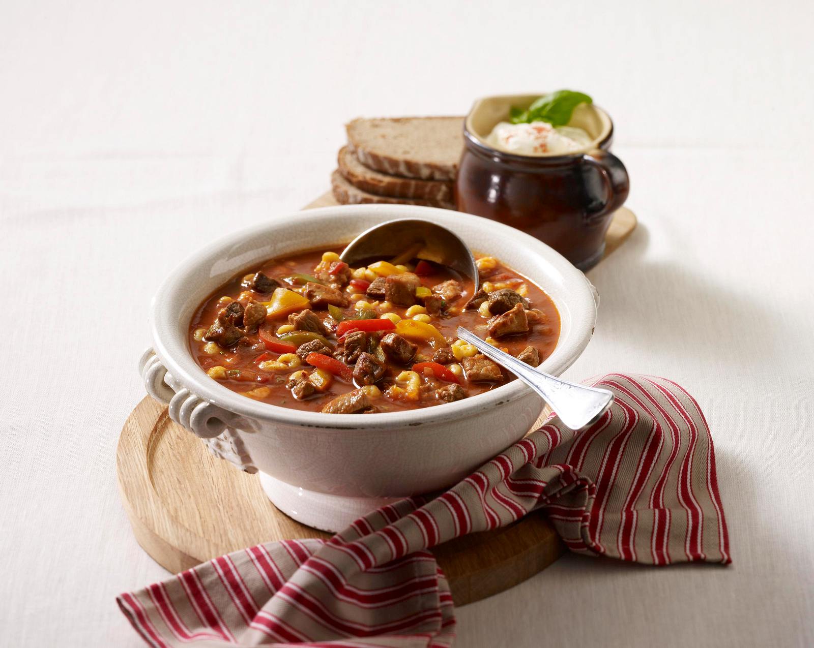 Gulaschtopf mit Knöpfle Rezept | LECKER