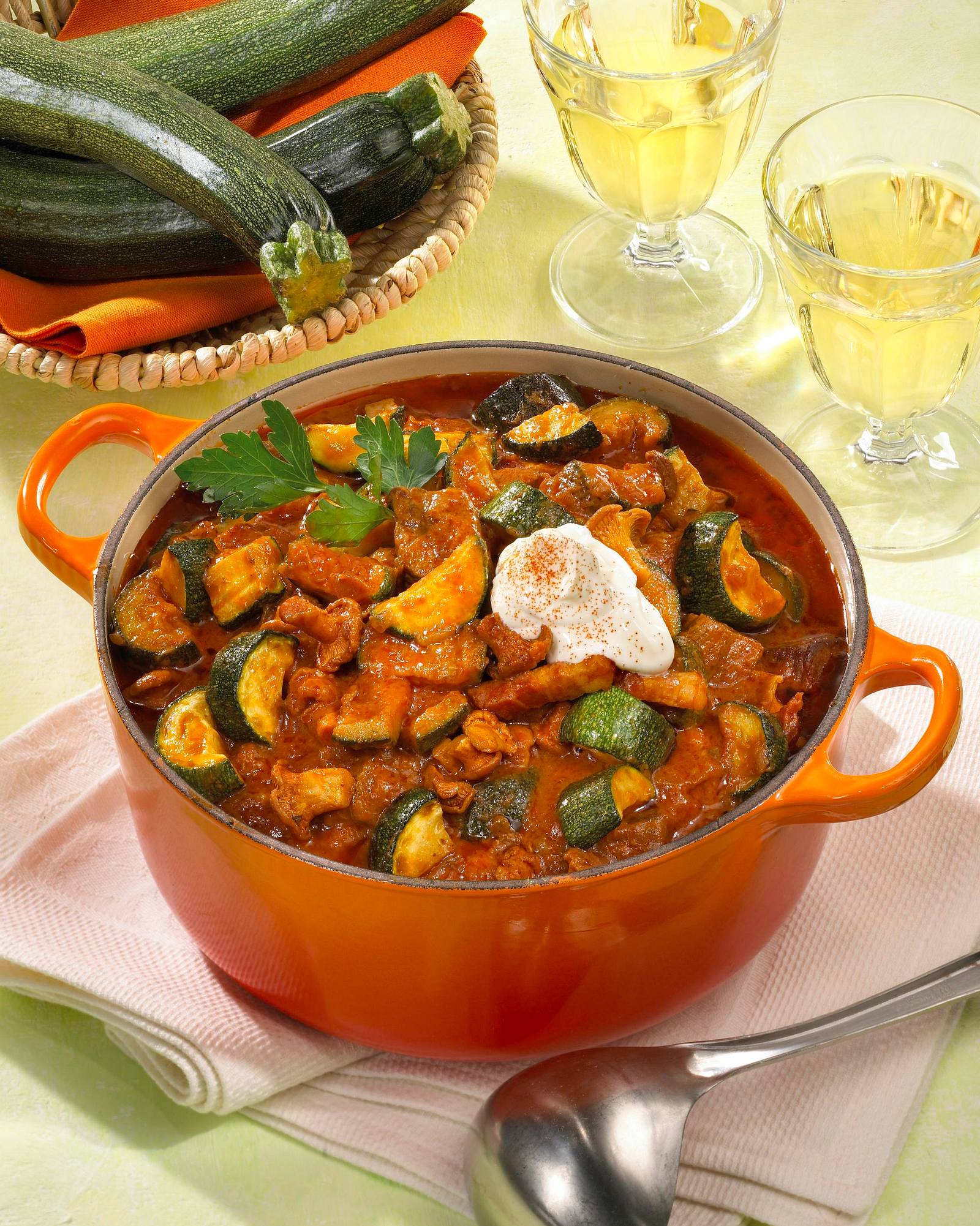 Gulaschtopf mit Zucchini Rezept | LECKER