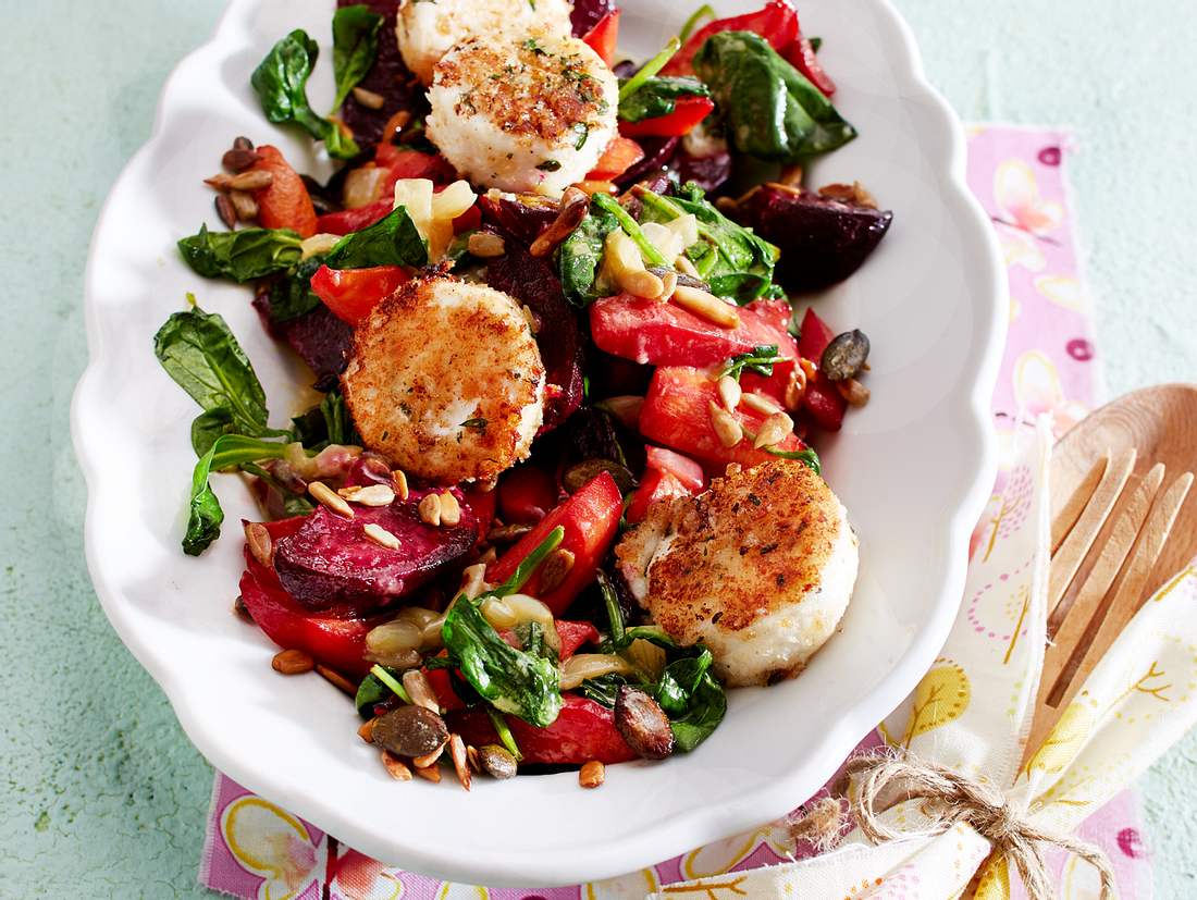 „Ham wa uns verdient“-Salat mit Käsetaler-Bonus Rezept | LECKER