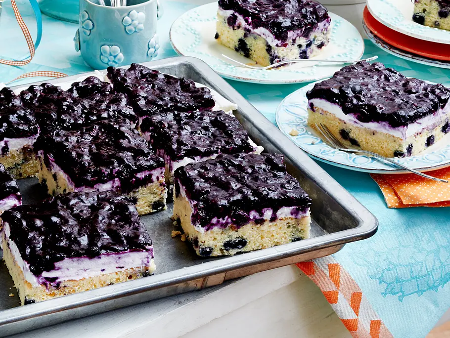 Saftiger Heidelbeerkuchen vom Blech Rezept | LECKER