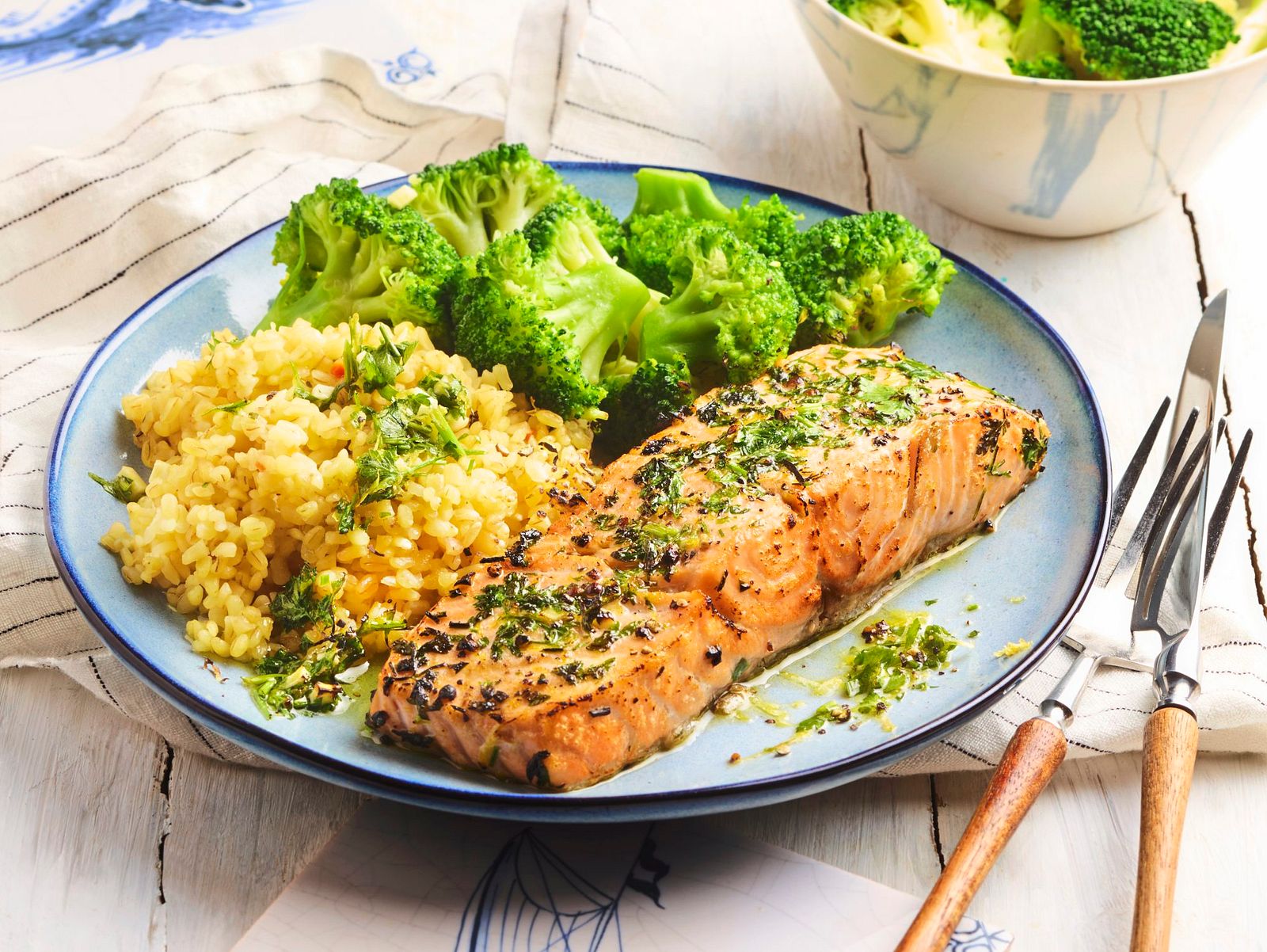 Zitronen-Lachs mit Brokkoli und Bulgur Rezept | LECKER