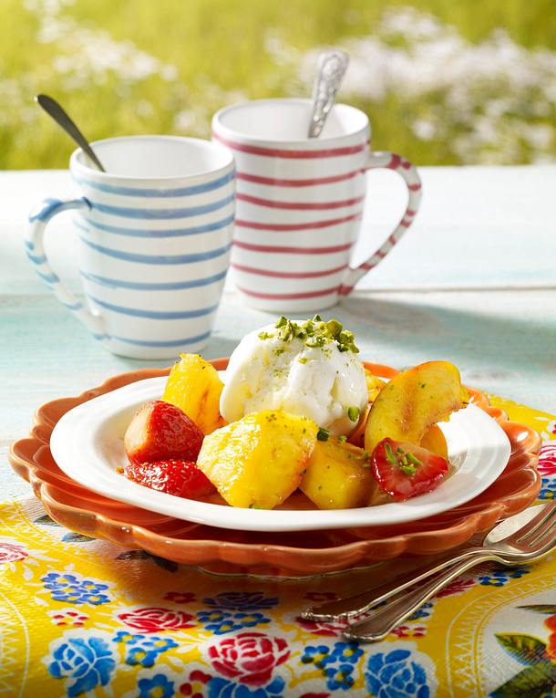 Honig-Früchte vom Grill mit Zitronensorbet Rezept | LECKER
