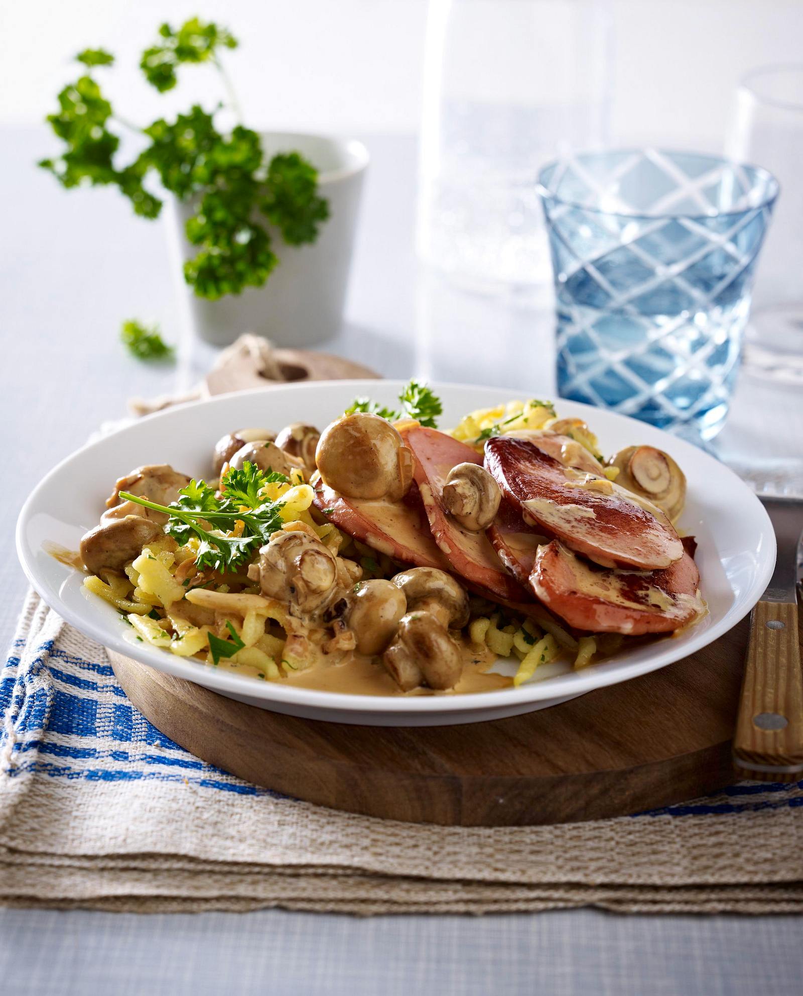 Jäger-Pilzpfanne mit Spätzle Rezept | LECKER