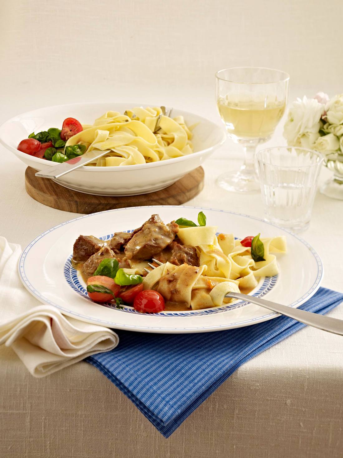 Kalbsragout mit frischen Bandnudeln Rezept | LECKER