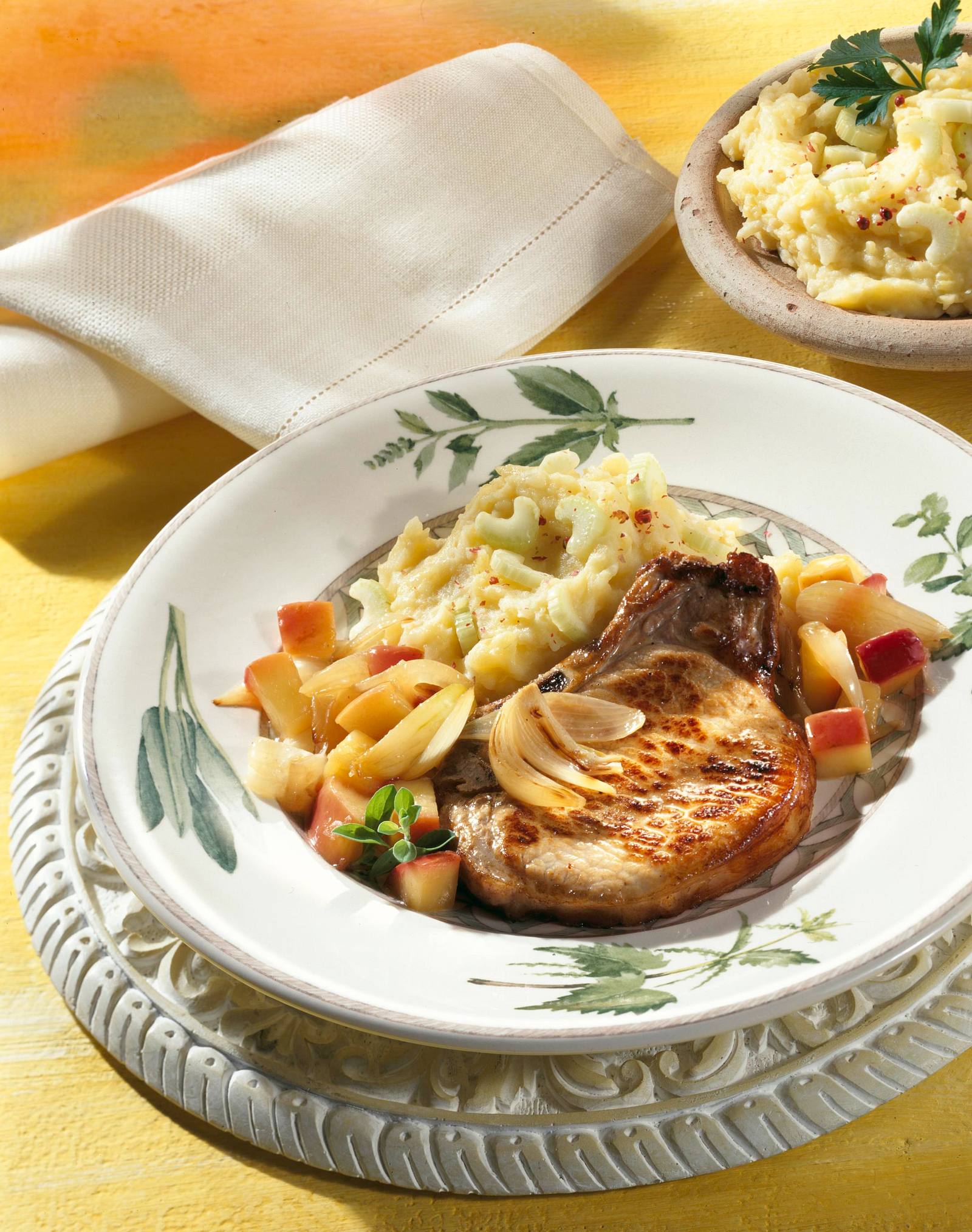 Kartoffel-Sellerie-Püree und Kotelett Rezept | LECKER