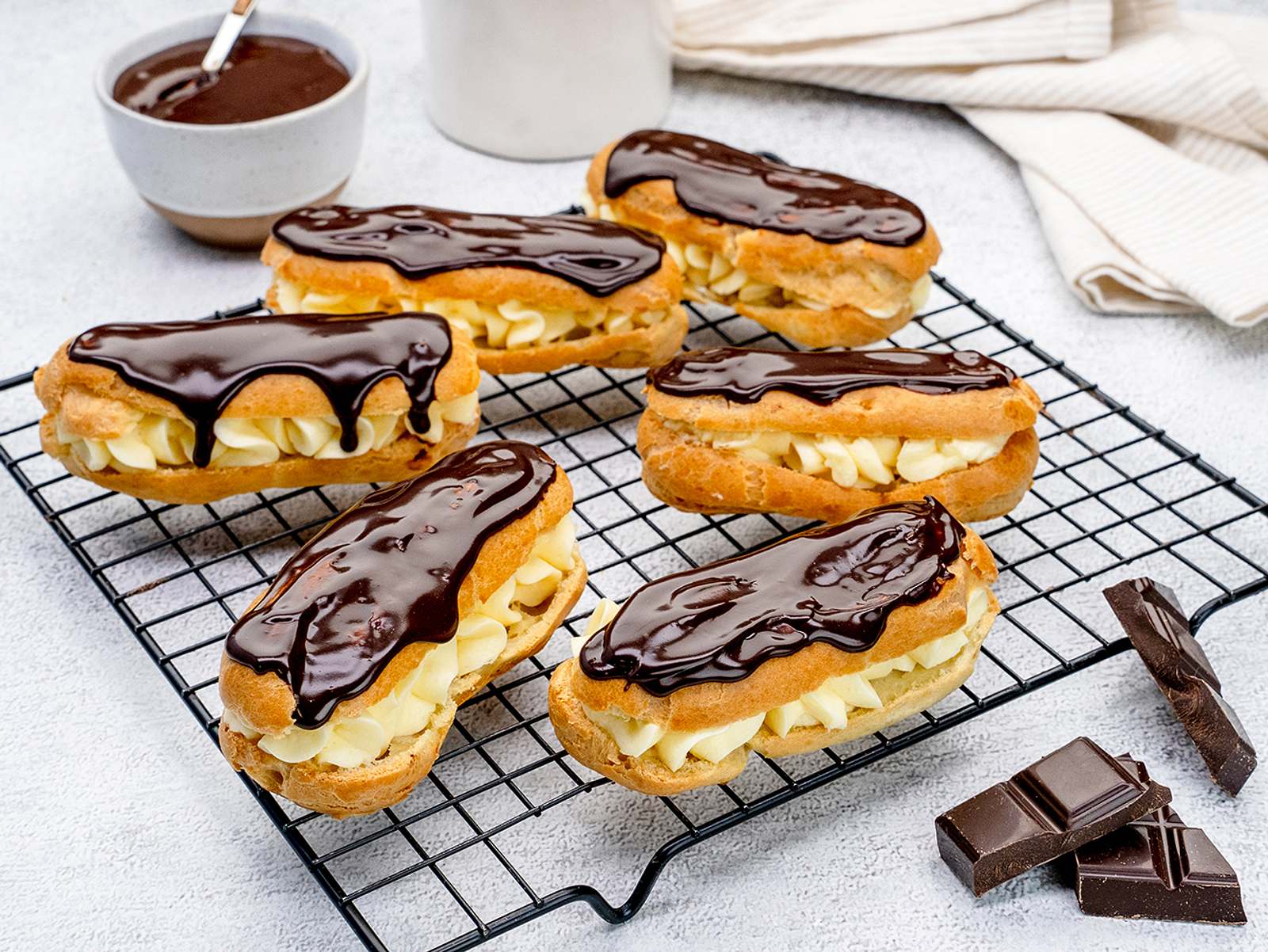 Klassische Eclairs mit Vanillecreme und Schokolade Rezept | LECKER