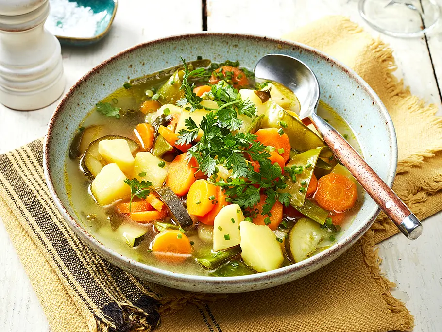Klassische Gemüsesuppe nach Omas Rezept | LECKER