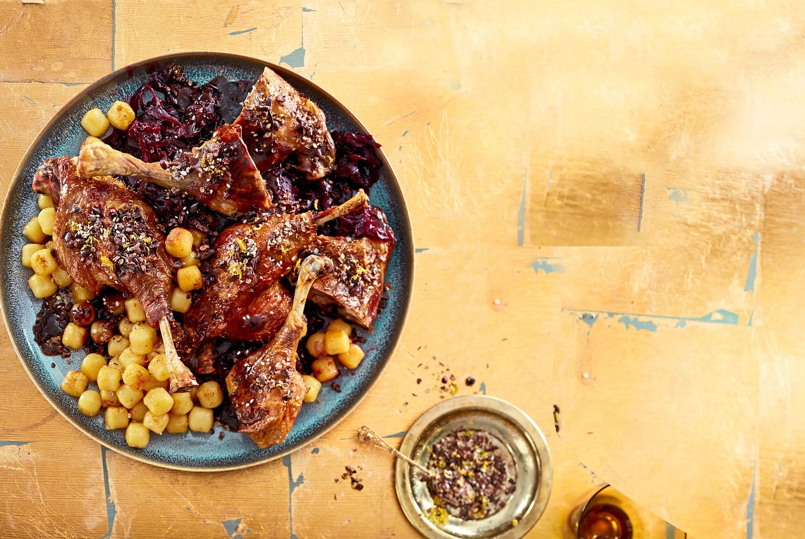 Knusprige Entenkeulen mit Rotkohl, Gnocchi und Kakao-Zatar Rezept | LECKER