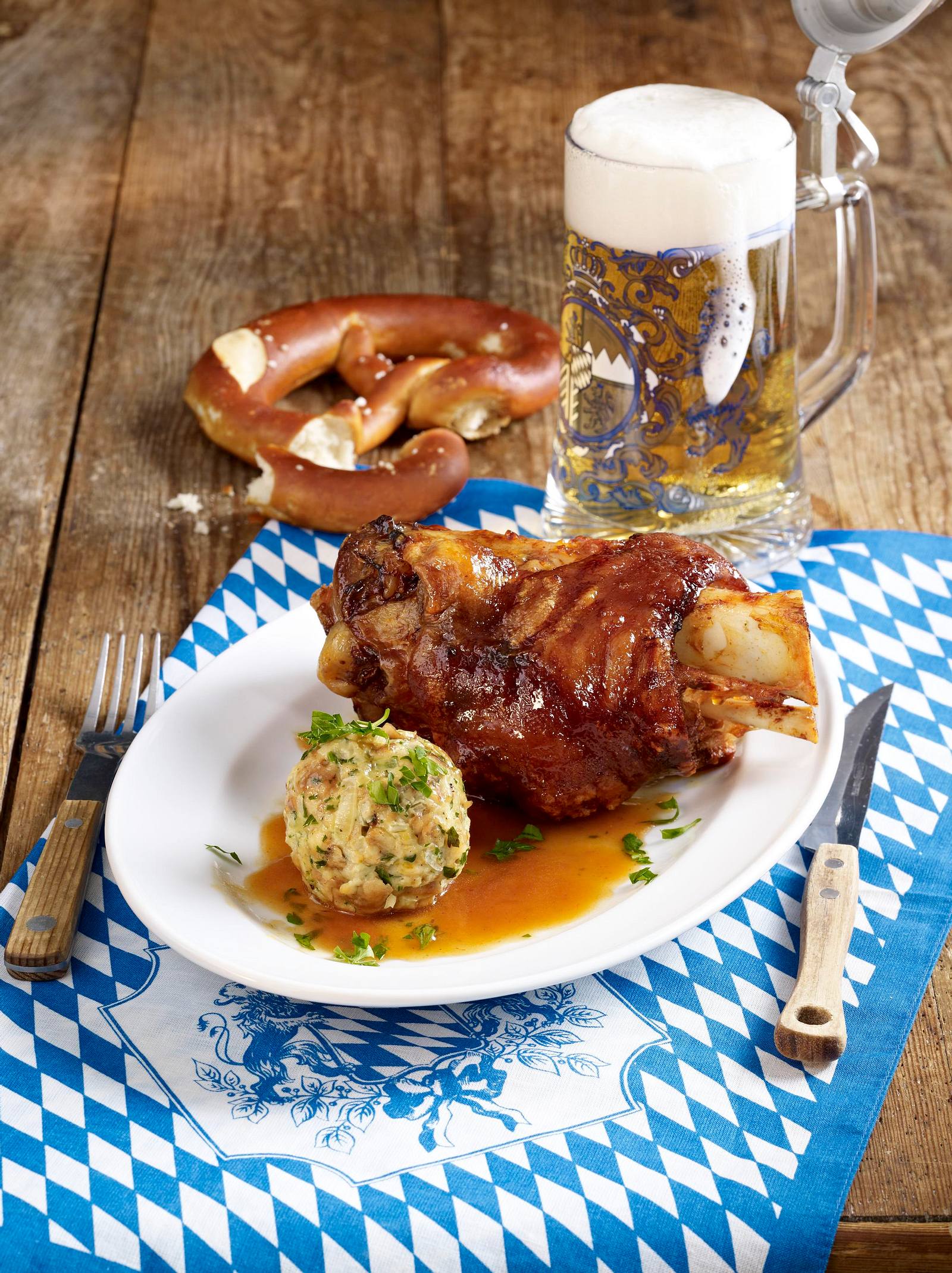 Knusprige Haxen mit Brezenknödel Rezept | LECKER