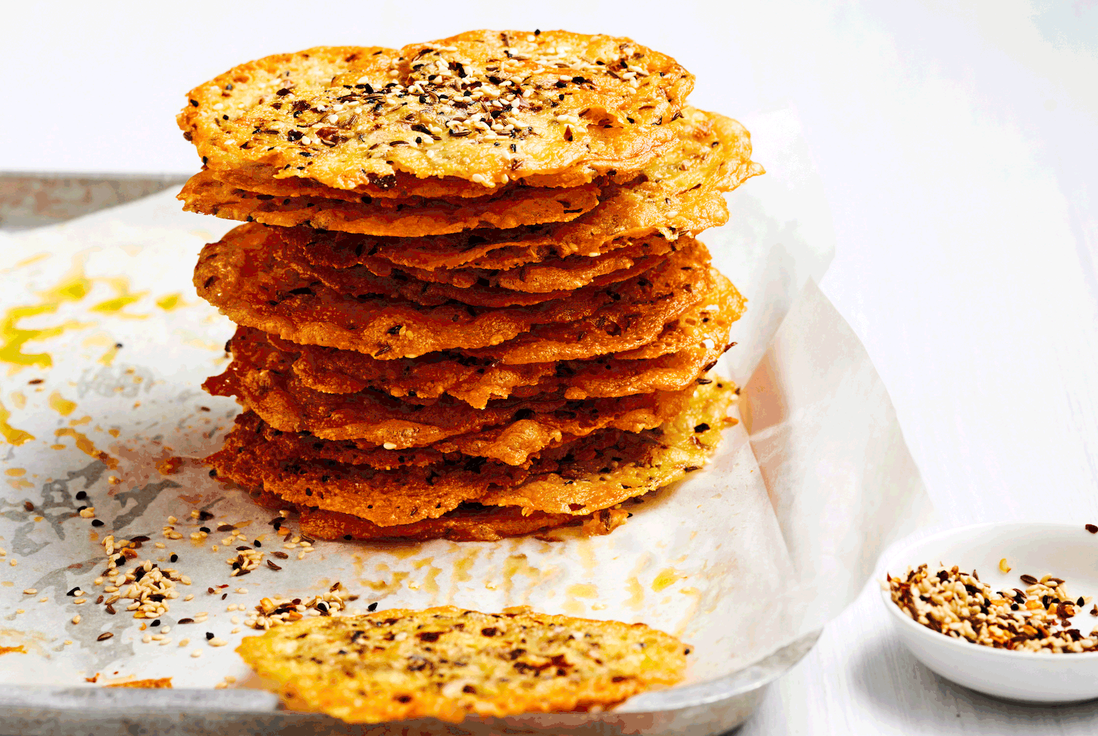 Kümmelcracker mit Cheddar Rezept | LECKER