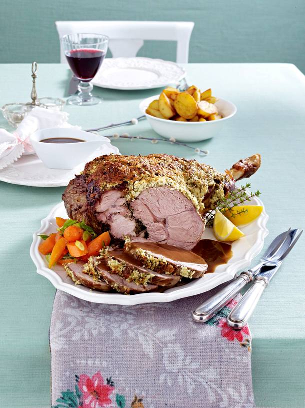 Lammkeule mit Kräuterkruste zu glasierten Möhren Rezept | LECKER