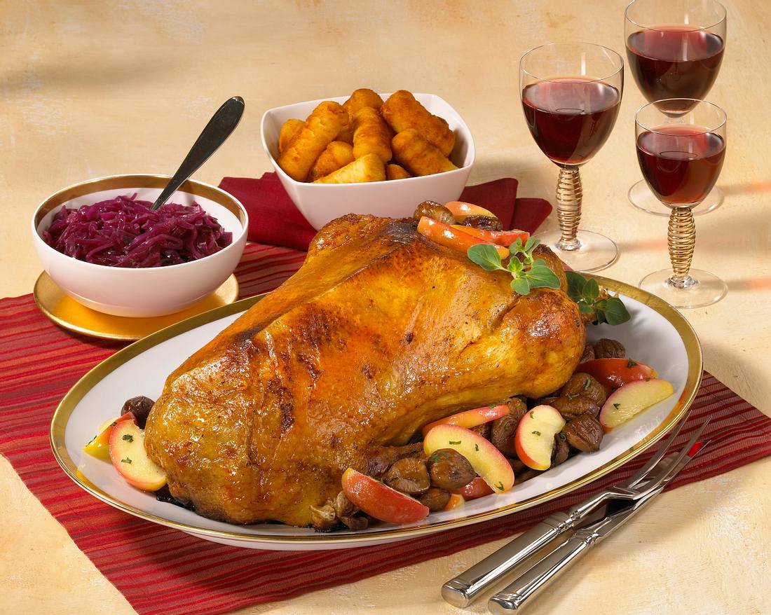 Martinsgans mit Maronenfüllung Rezept | LECKER