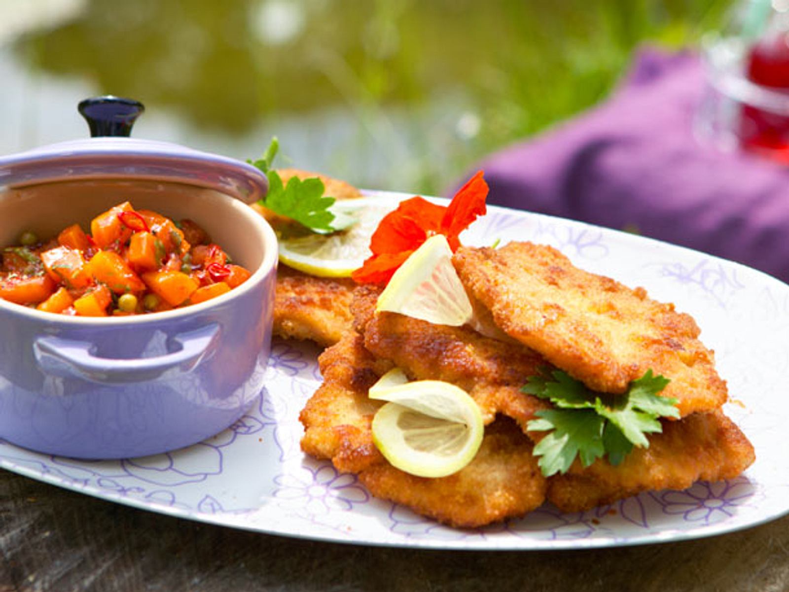 Mini-Schnitzel mit scharfem Aprikosen-Dip Rezept | LECKER