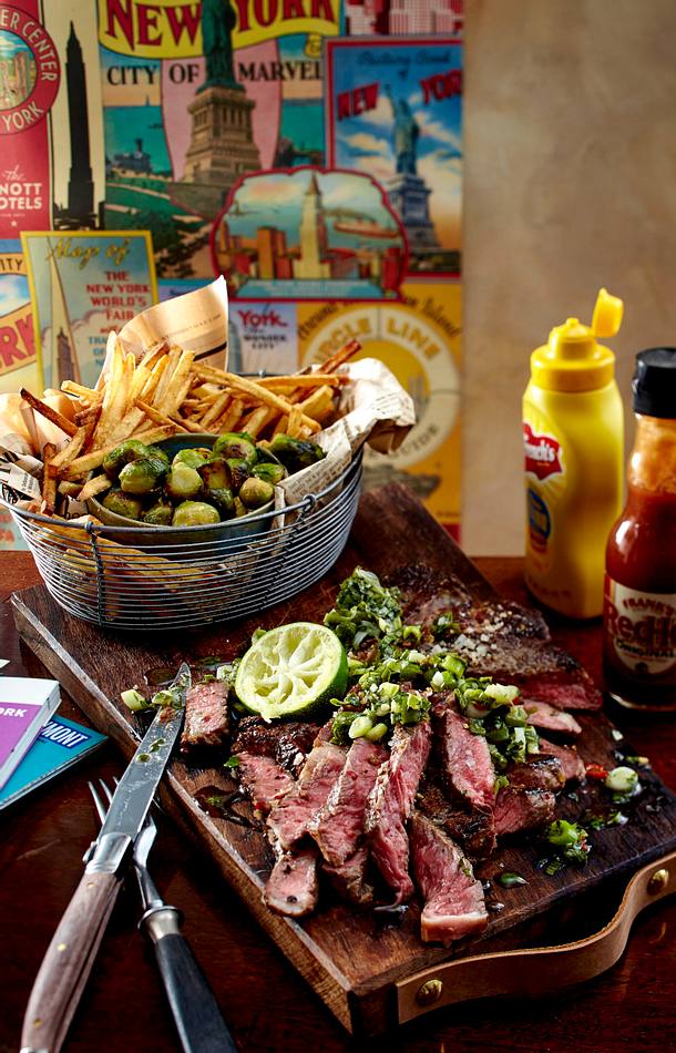 New York City Style Steak mit Chimichurri-Soße, Rosenkohl und Skinny ...