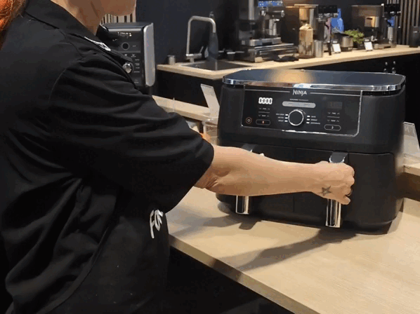 Meta Hiltebrand für Ninja: Ich finde 'einfach' einfach sexy! | LECKER