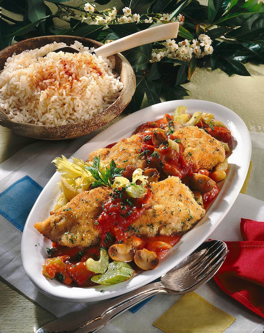 Paniertes Rotbarschfilet mit Tomaten-Pilz-Soße Rezept | LECKER