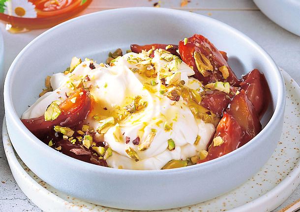 Pflaumenkompott mit Zitronencreme Rezept | LECKER